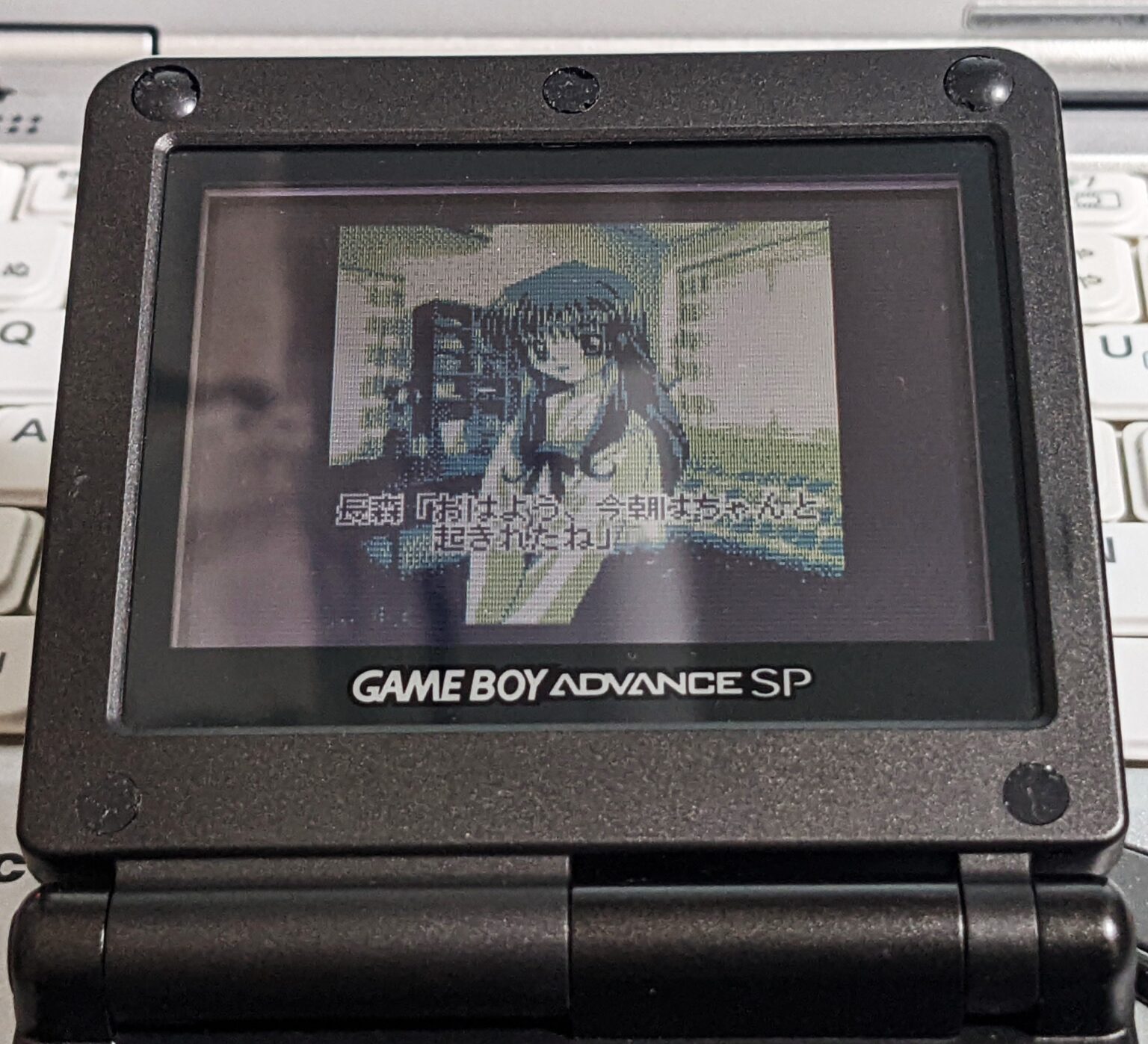 【修理解説】ゲームボーイアドバンスSP（GBASP）の液晶が経年劣化（ビネガーシンドローム）になって見づらいので分解して液晶を交換修理してみた | 英二六ブログ